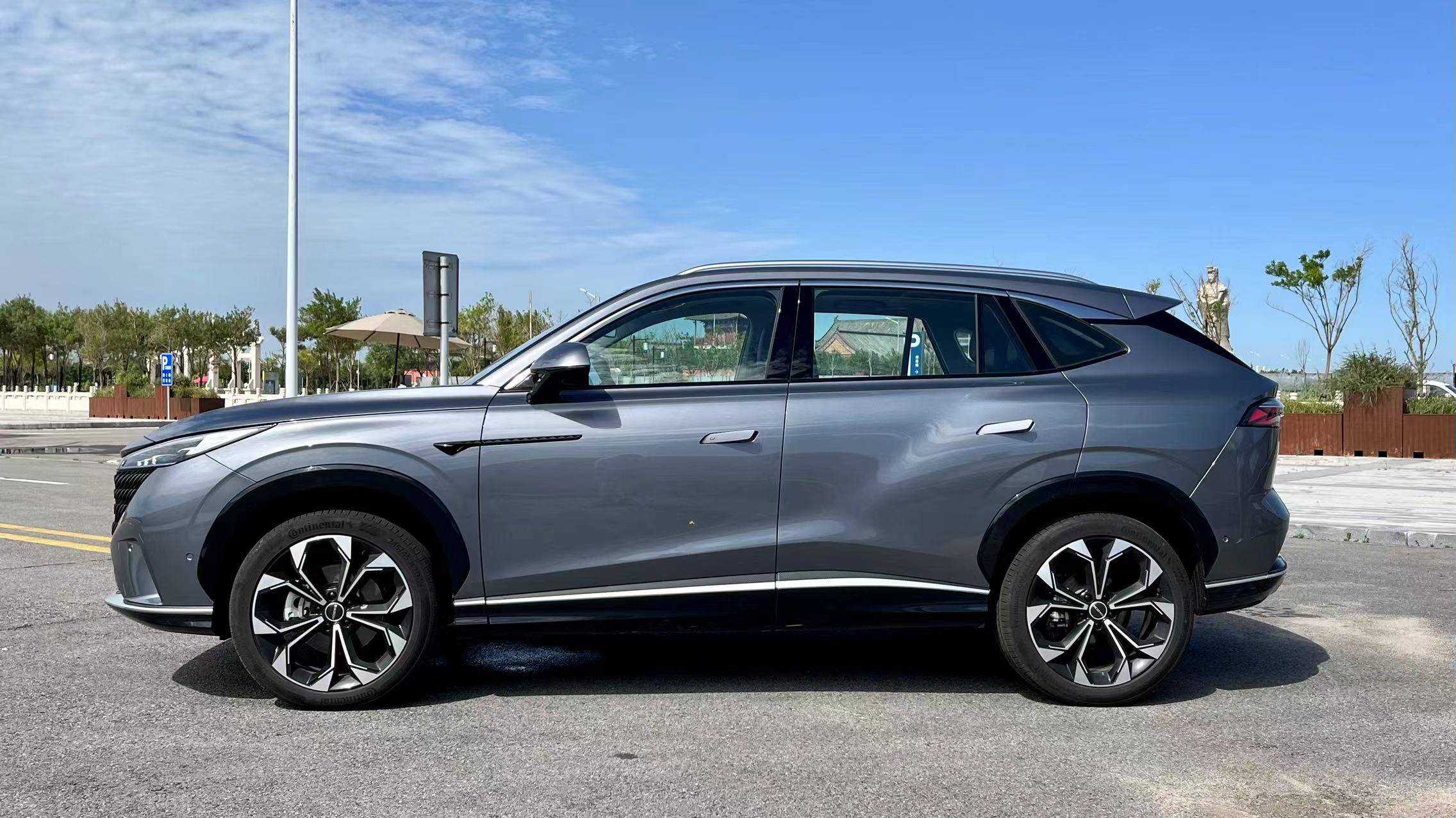 路咖汽车网-10万级SUV就有27寸4K屏，试驾第三代荣威RX5