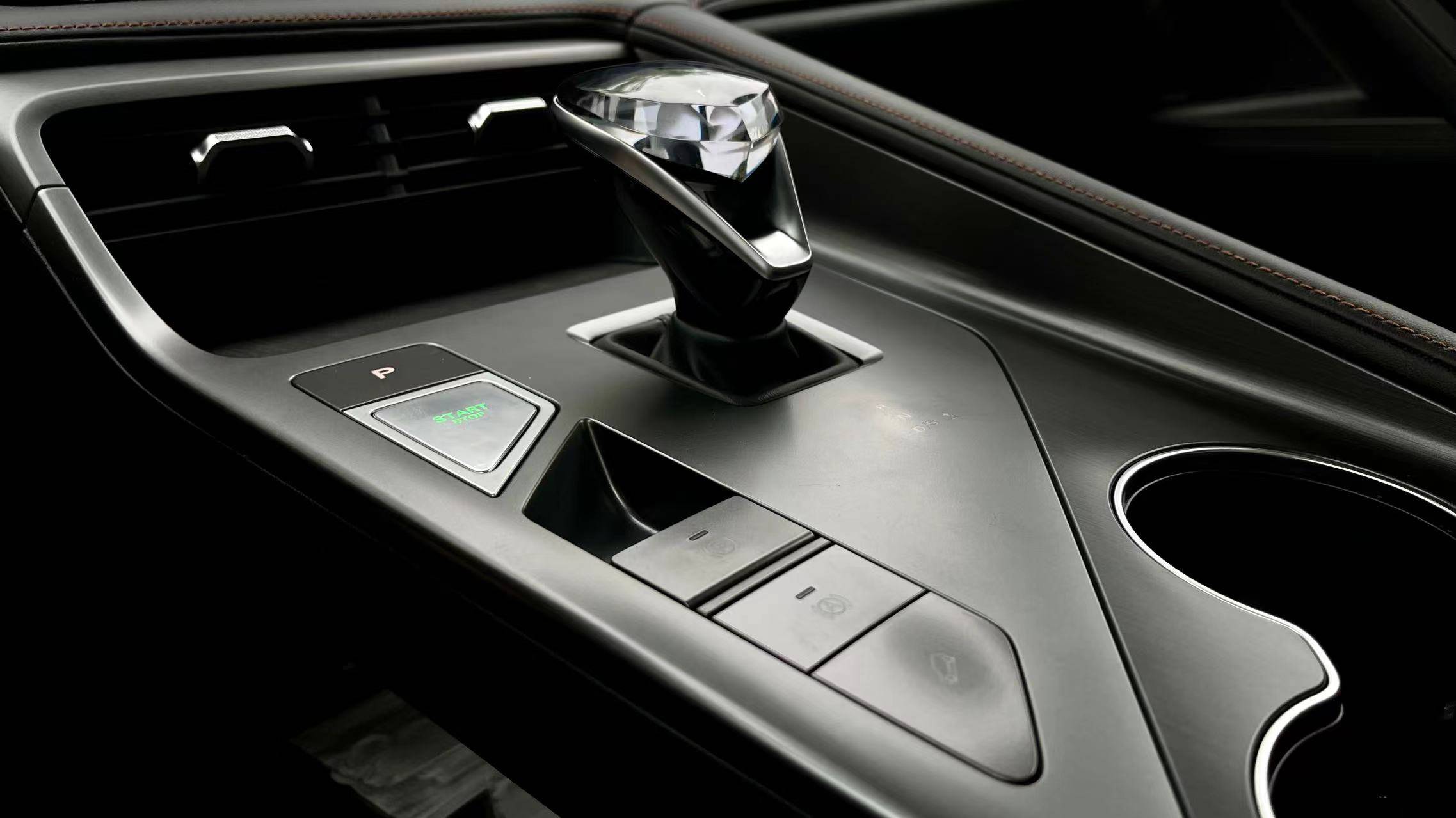 路咖汽车网-10万级SUV就有27寸4K屏，试驾第三代荣威RX5